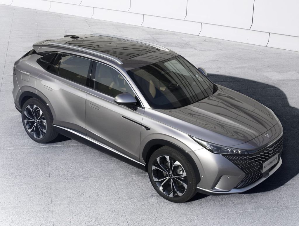 Roewe RX5 2022: Chiếc SUV đầu tiên trên thế giới được trang bị màn hình trượt trên mặt táp-lô